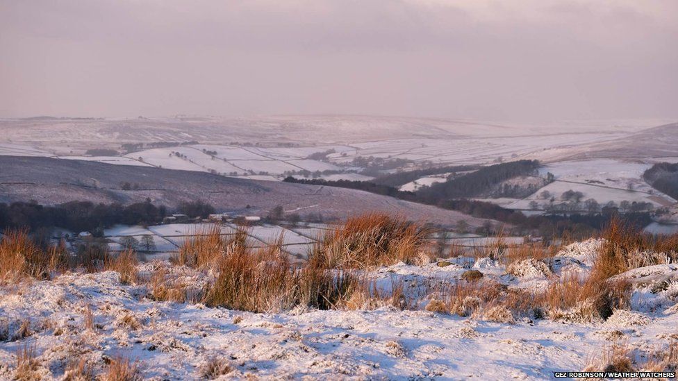 Winter wonderland as snow falls across the UK - BBC Weather