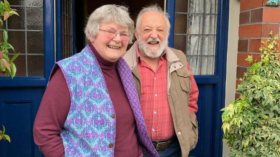 'Rwy'n poeni'n fawr am fy ffrind yn Wcráin' - BBC Cymru Fyw