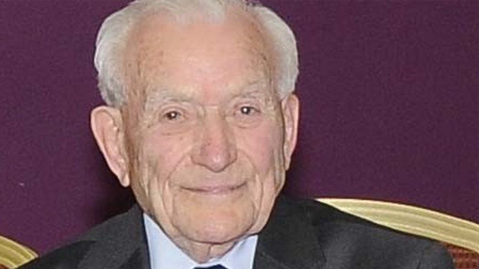 Battle of Britain veteran Terry Clark dies aged 101 - BBC News