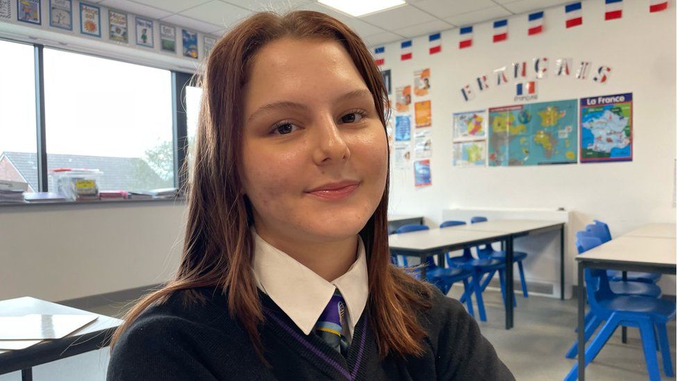 Pryder bod llai yn dysgu ieithoedd rhyngwladol yng Nghymru - BBC Cymru Fyw