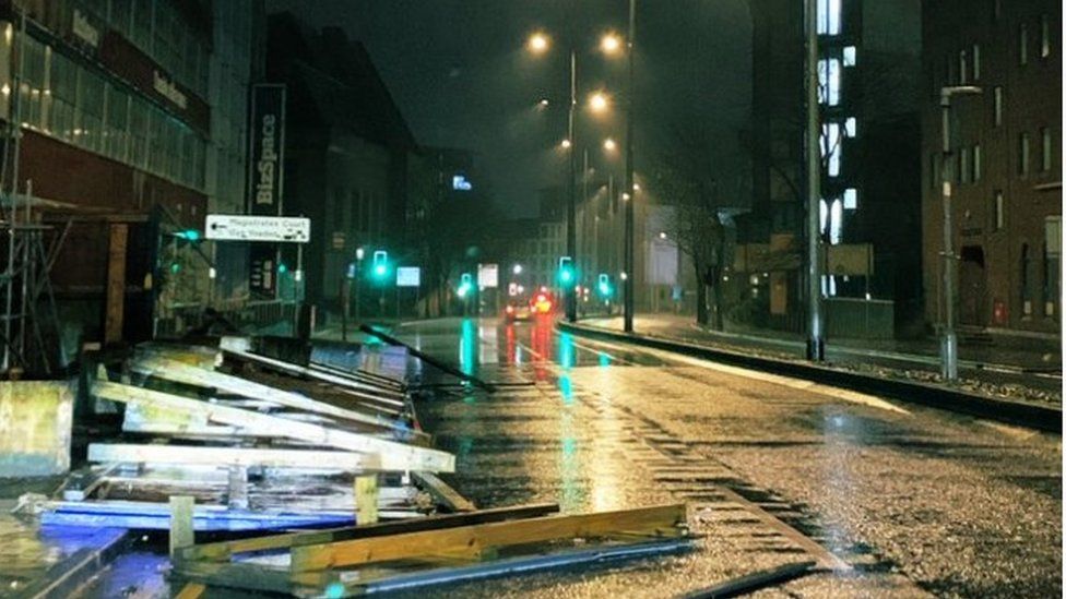 Lockdown: Walkers gather as snow falls across parts of Wales - BBC News