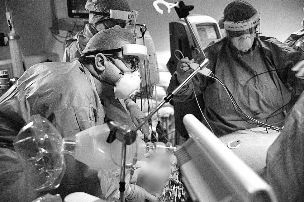Coronavirus: Intensive care night shift in pictures - BBC News
