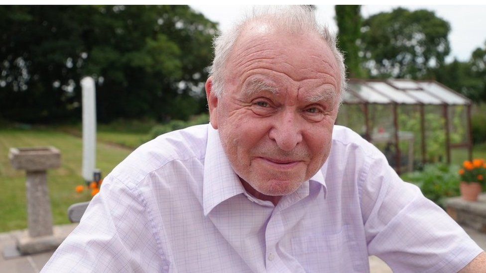 Galw am droi trac trên ym Môn yn lwybr amlbwrpas - BBC Cymru Fyw