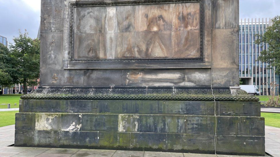 Council threatens legal action over removal of slavery plaque - BBC News