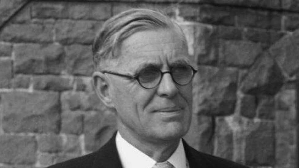 O dermau milwrol i heddwch: sut newidiodd ethos yr Urdd - BBC Cymru Fyw