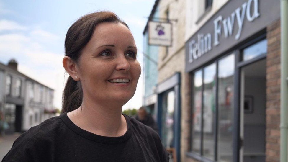 Y Brifwyl â 'rôl i'w chwarae' i hybu busnesau lleol - BBC Cymru Fyw