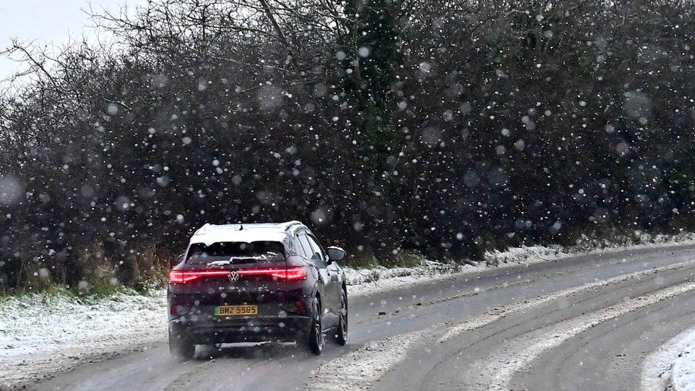 NI weather: Ice warning as temperatures set to plummet - BBC News