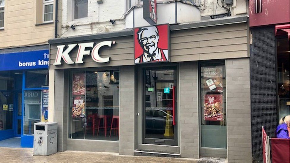 'Gorchymyn' i weithiwr KFC i beidio siarad Cymraeg - BBC Cymru Fyw