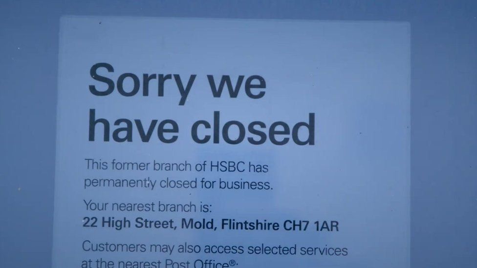 Bank branch closures: How one town has coped - BBC News