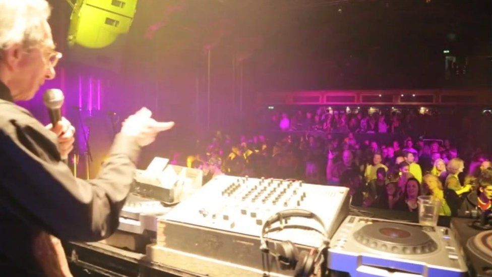 DJ Derek: The elderly musician who mastered his own mix - BBC News