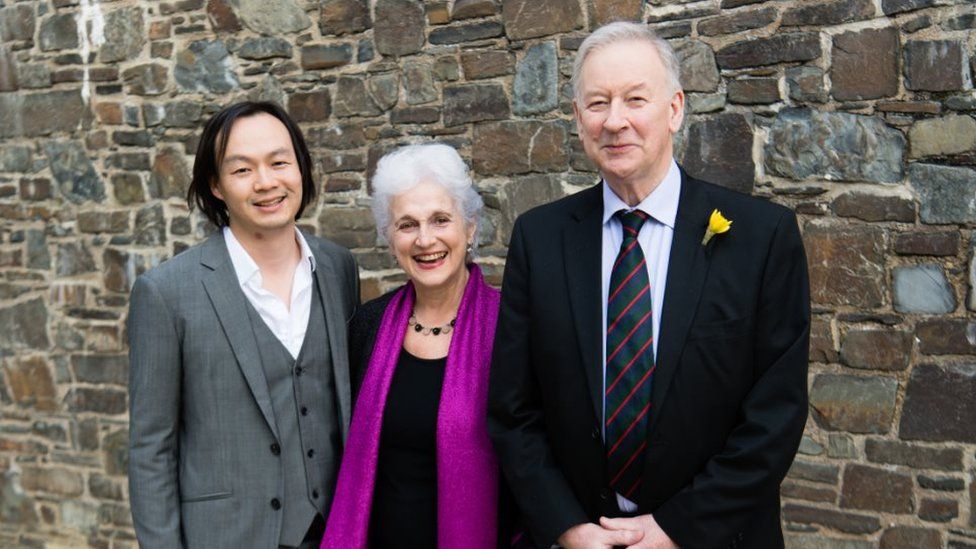 Côr Merched Sir Gâr yn ennill cystadleuaeth Côr Cymru - BBC Cymru Fyw