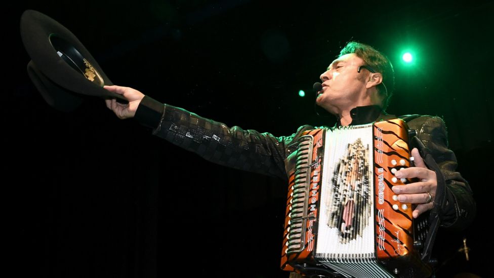 Mexican city to fine performers of 'misogynistic' songs - BBC News