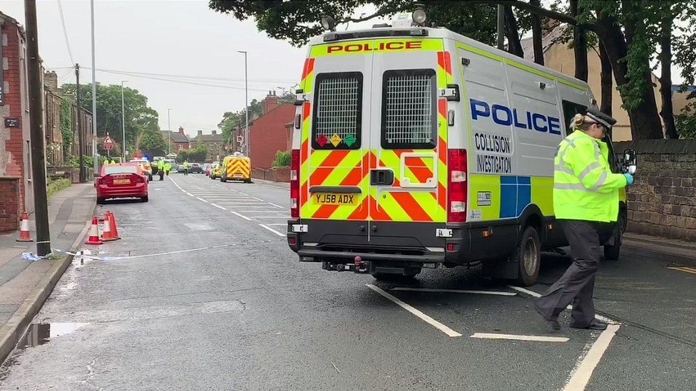 East Ardsley: Two dead, four injured in A650 crash - BBC News