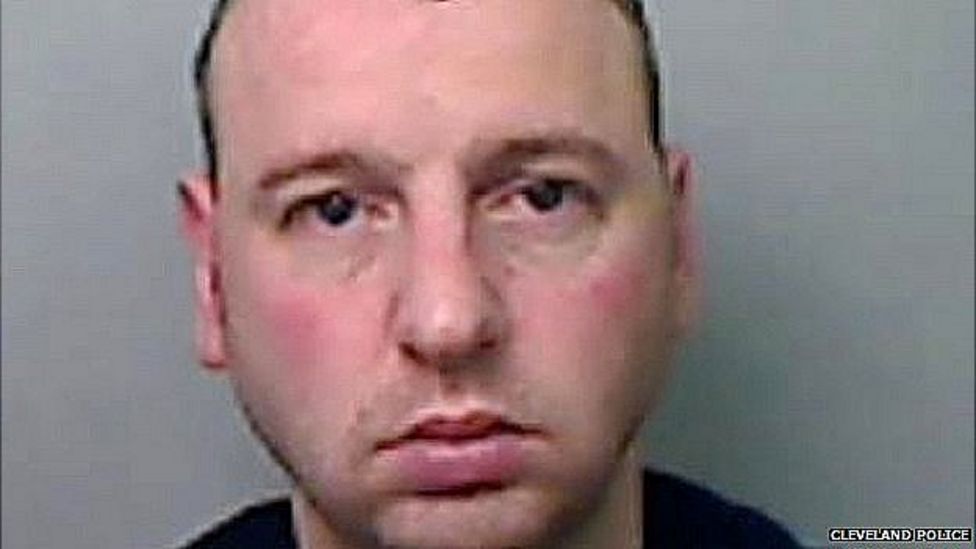 Wayne Scott report: Behaviour of police officer 'unchallenged' - BBC News