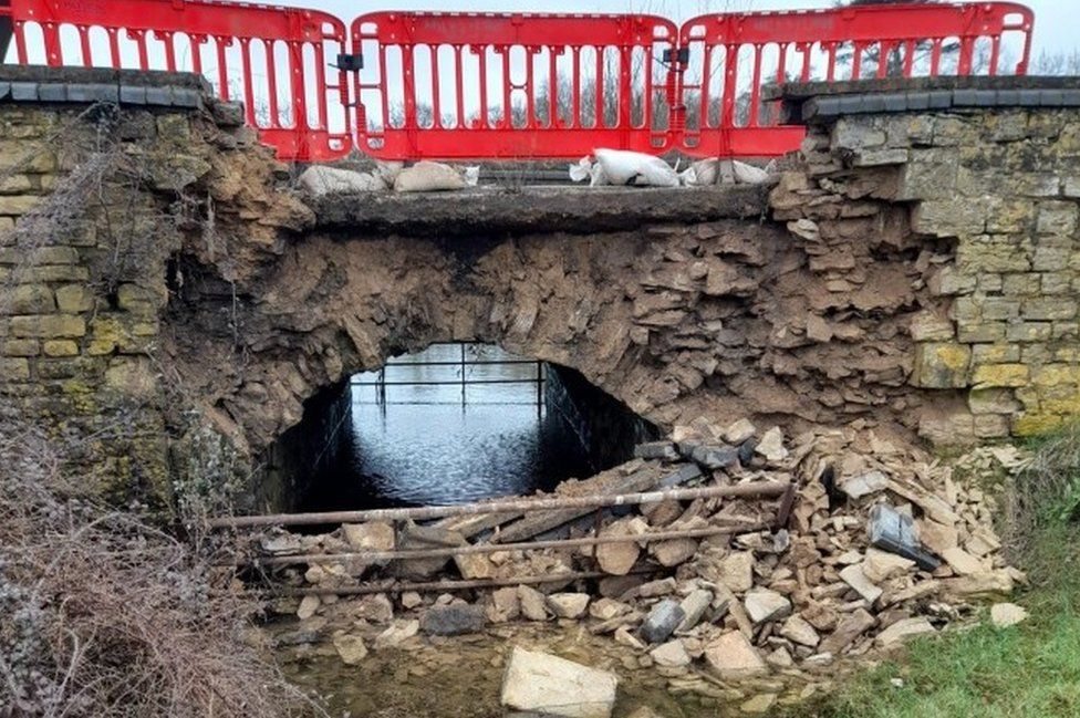 Heyford Bridge to remain open to traffic despite water damage - BBC News