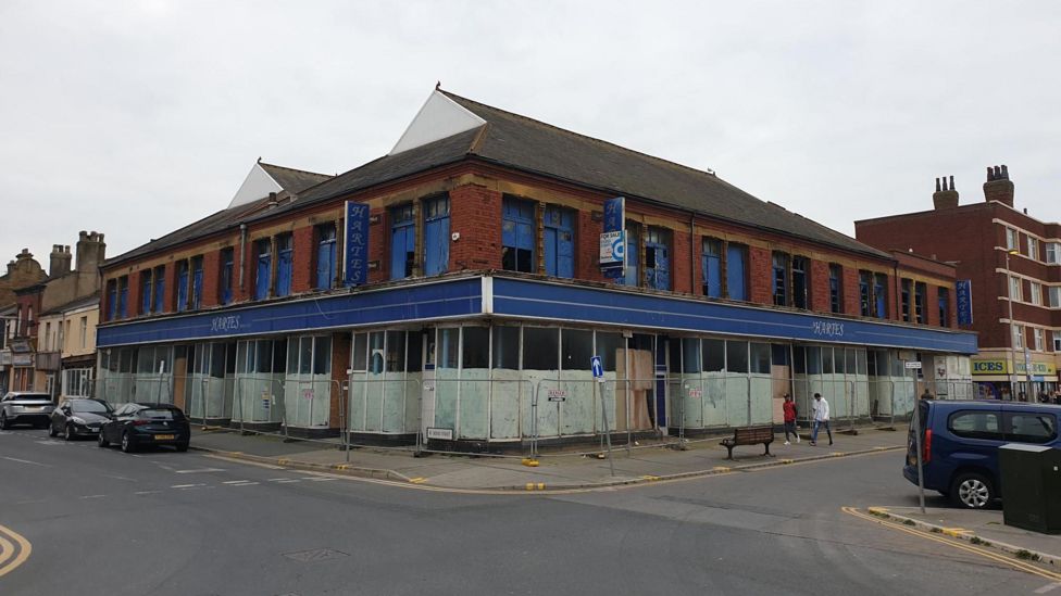 Blackpool: Fears lack of investment could see building collapse - BBC News