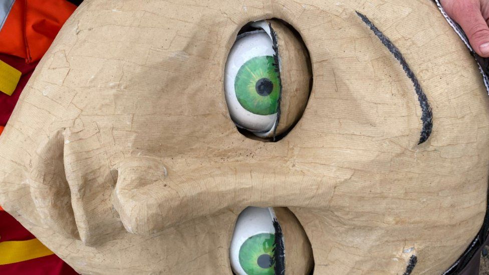 Giant puppet tours Yorkshire coastal towns in arts project - BBC News