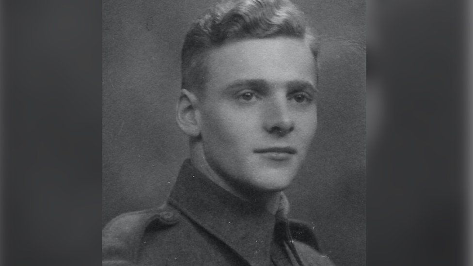 D-Day veteran Harry Read dies aged 97 - BBC News