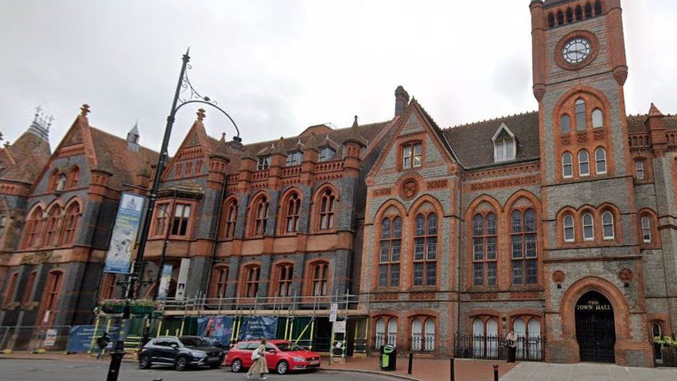 Reading Museum searches for 1960s tech firm workers - BBC News