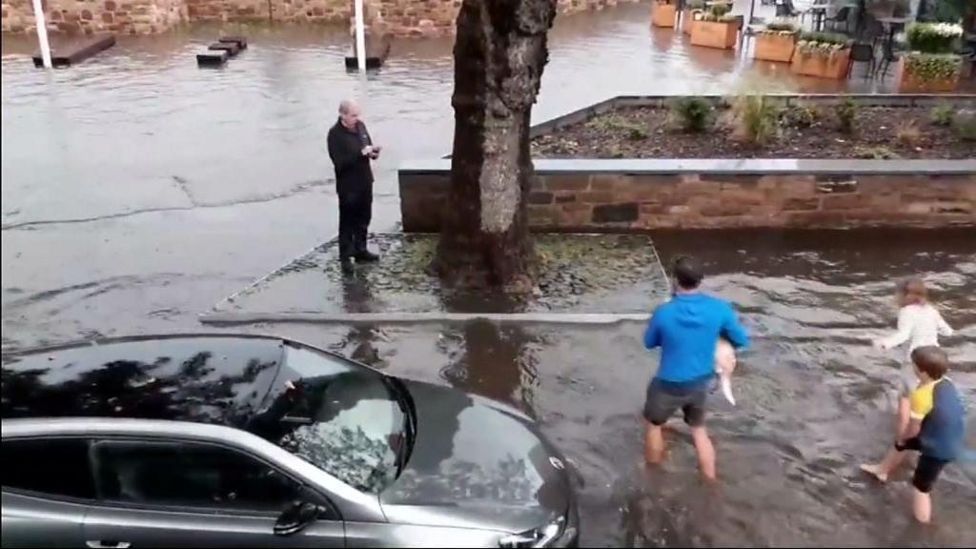 Edinburgh flooding: Half of July rain fell in one hour - BBC News
