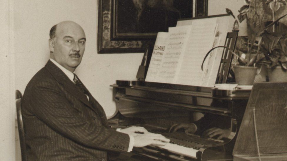 Lord Berners: Flamboyant lord's possessions auctioned - BBC News