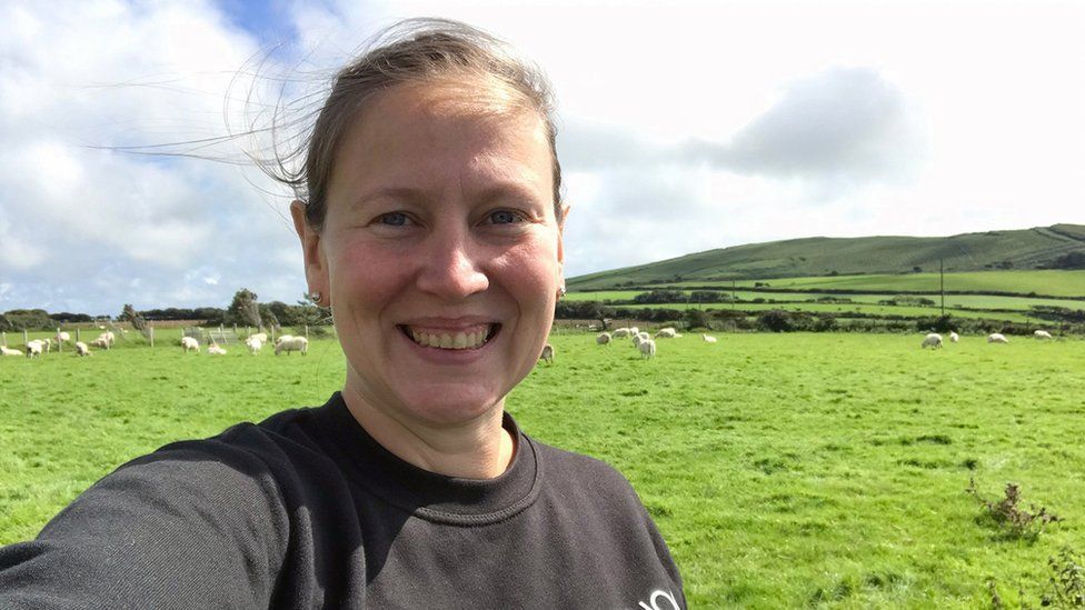 Defnyddio 'pŵer pêl-droed' i wella iechyd meddwl cefn gwlad - BBC Cymru Fyw