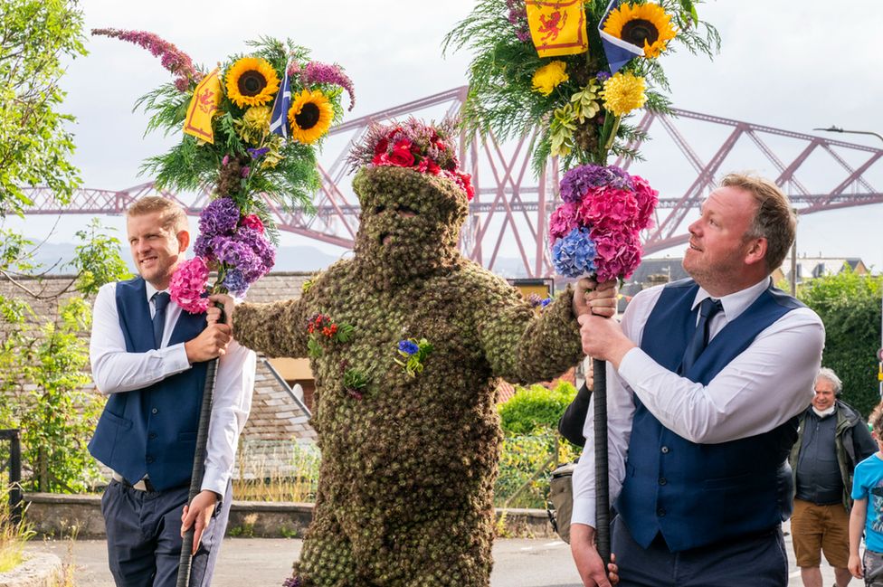 'Hip hip hooray, it's the Burryman's Day' - BBC News