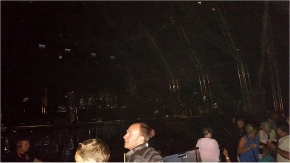 Tom Jones' Alnwick concert cut short after power cuts - BBC News