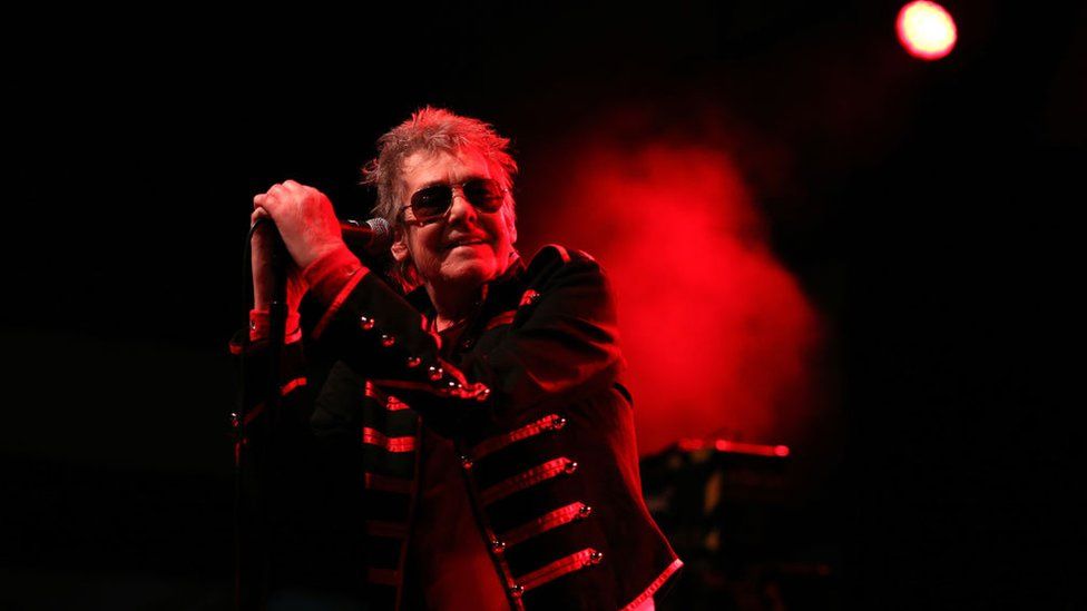 Eddie and the Hot Rods singer Barrie Masters dies - BBC News