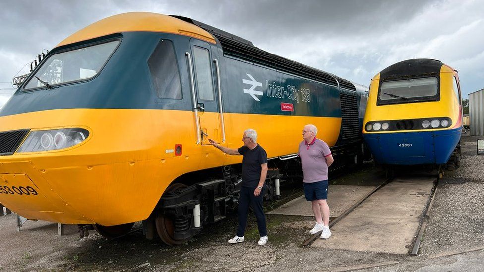 In pictures: Crewe's railway transformation marked in exhibition - BBC News