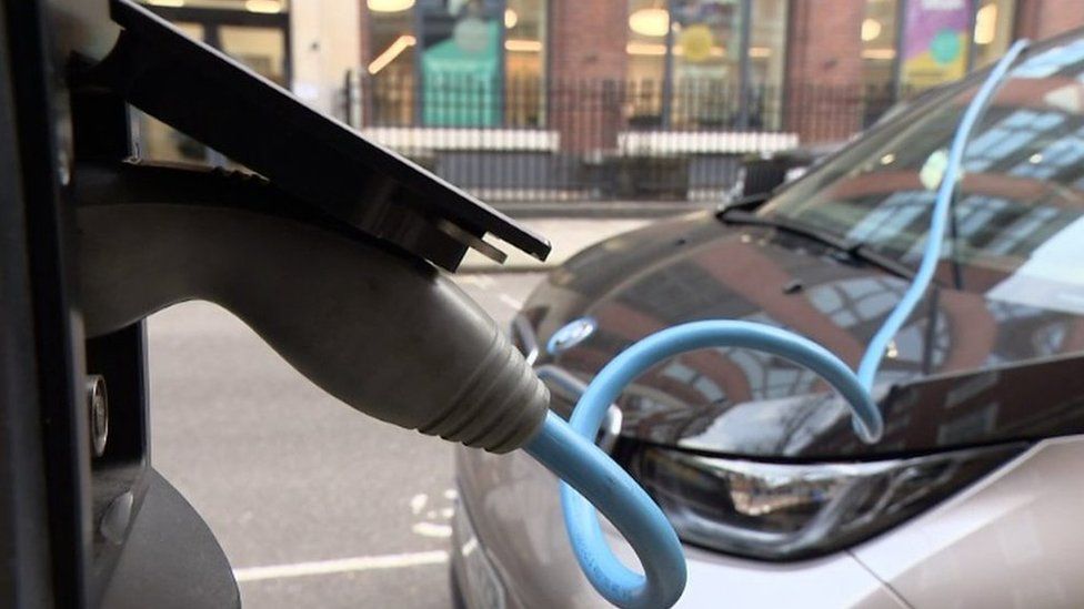 Cerbydau trydan yn 'peryglu bywydau' pobl ddall - BBC Cymru Fyw