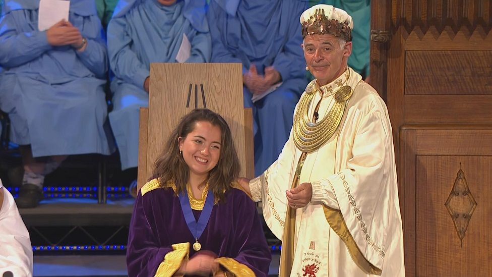 Sioned Erin Hughes yn ennill Medal Ryddiaith Eisteddfod Ceredigion ...