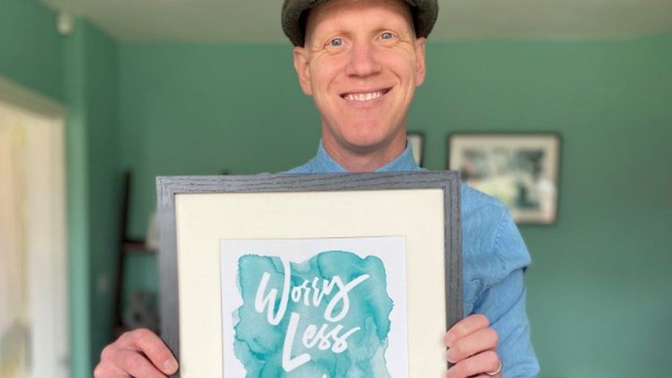 Coronavirus: Artist Ben Cole gives away 'happiness' prints - BBC News