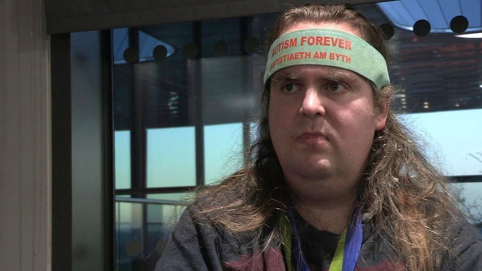 Autistic people four times more likely to be lonely, says study - BBC News