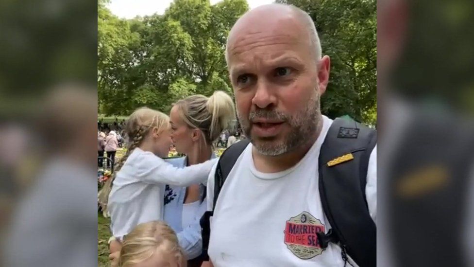 Lying-in-state 'The queues are part of the pageantry' - BBC News