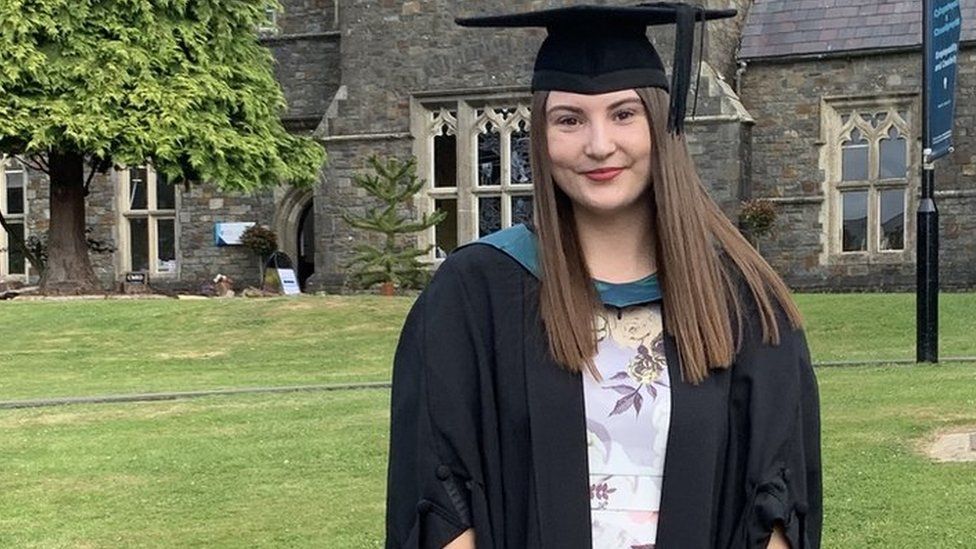 'Angen denu mwy o athrawon i gyrraedd nod 2050' - BBC Cymru Fyw