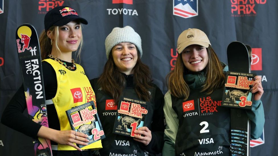 Freeski World Cup: Britain's Zoe Atkin wins halfpipe bronze - BBC Sport