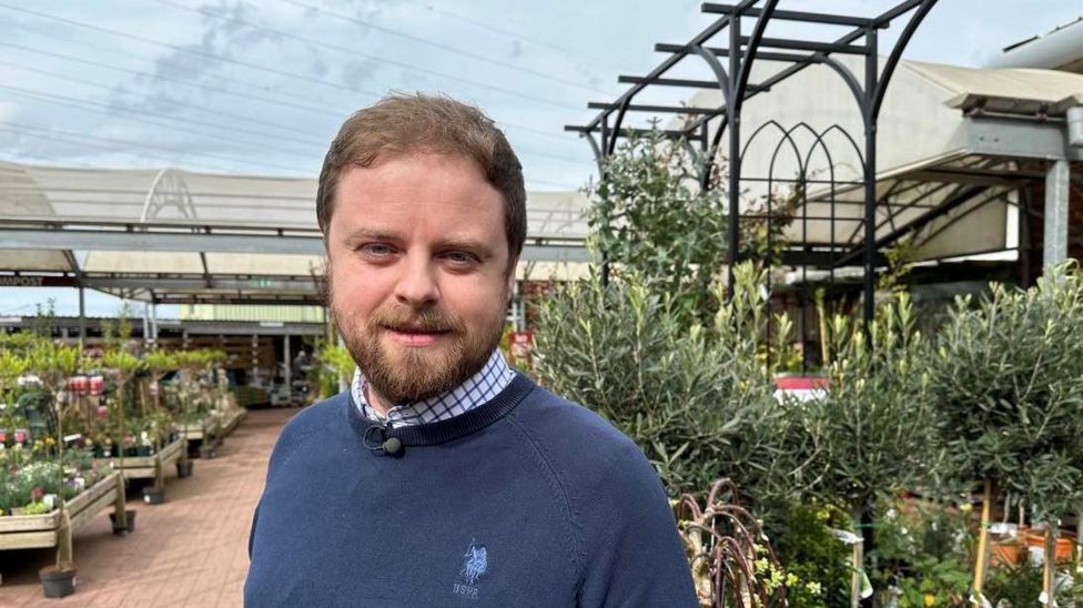 Shoplifting charges fall in parts of South East as offences rise - BBC News