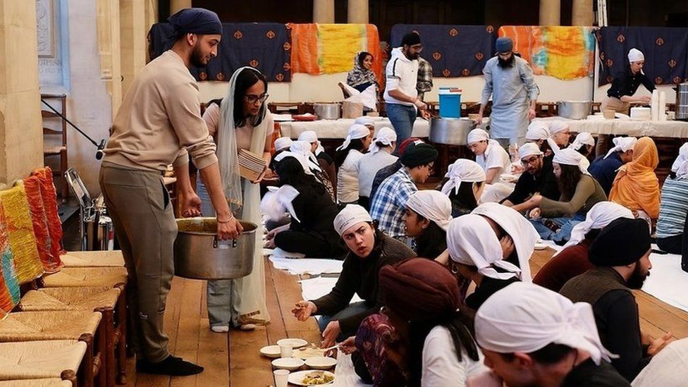 Oxford University hosts first Sikh community kitchen - BBC News