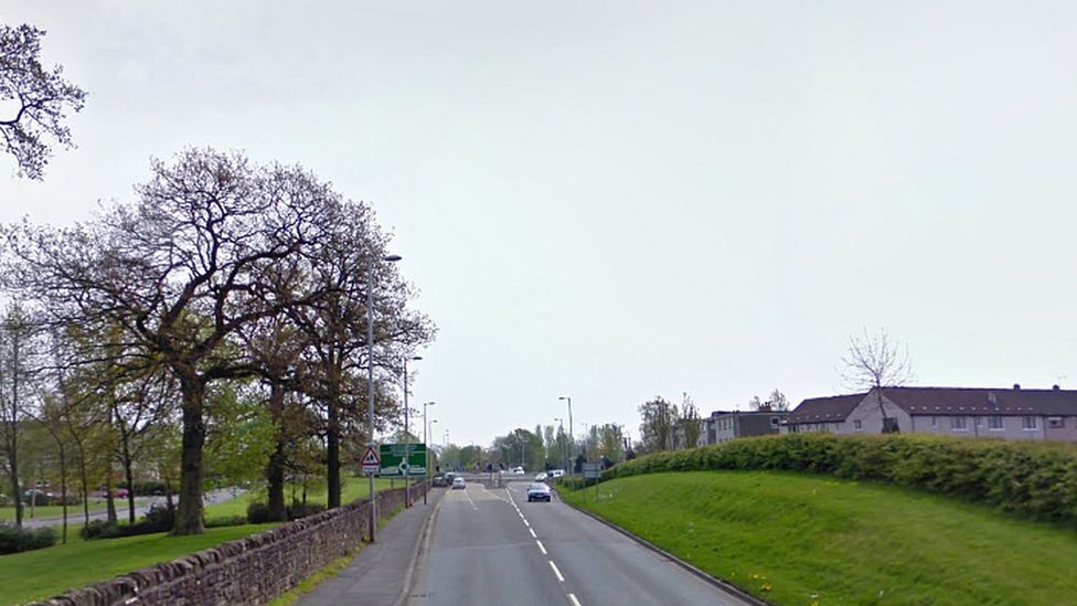 Police hunt Dumfries taxi stone-thrower - BBC News