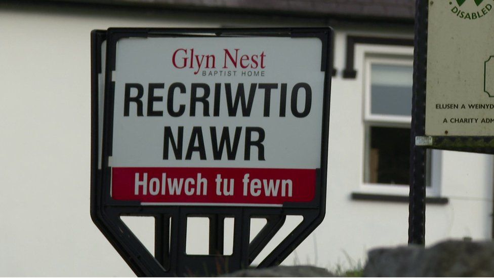 'Creisis' staff gofal yn rhoi pwysau 'ar bawb' - BBC Cymru Fyw