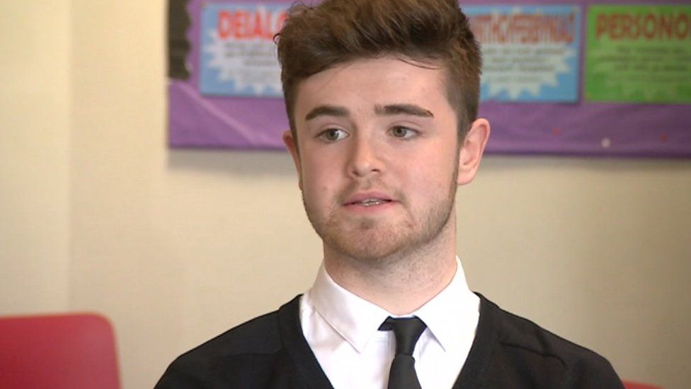 'Cwestiynau' am drefn newydd benthyciadau myfyrwyr - BBC Cymru Fyw