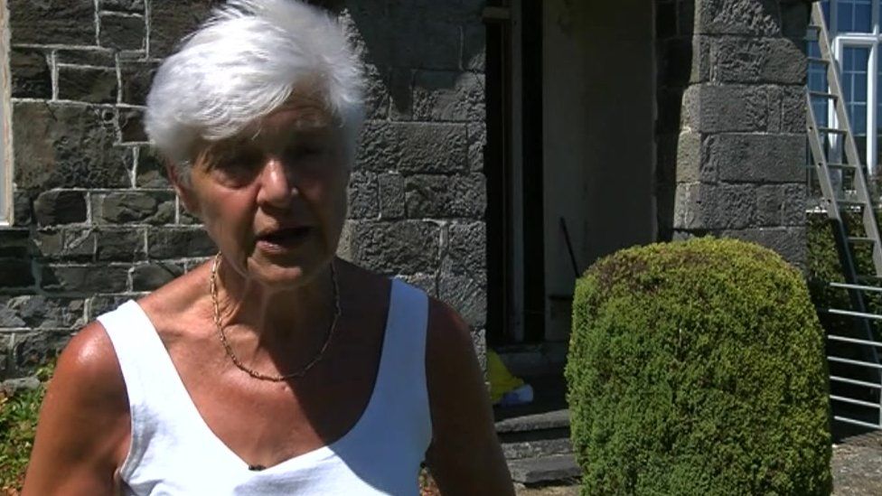 Pryder Cymry am ad-drefnu gwasanaethau ysbyty dros y ffin - BBC Cymru Fyw