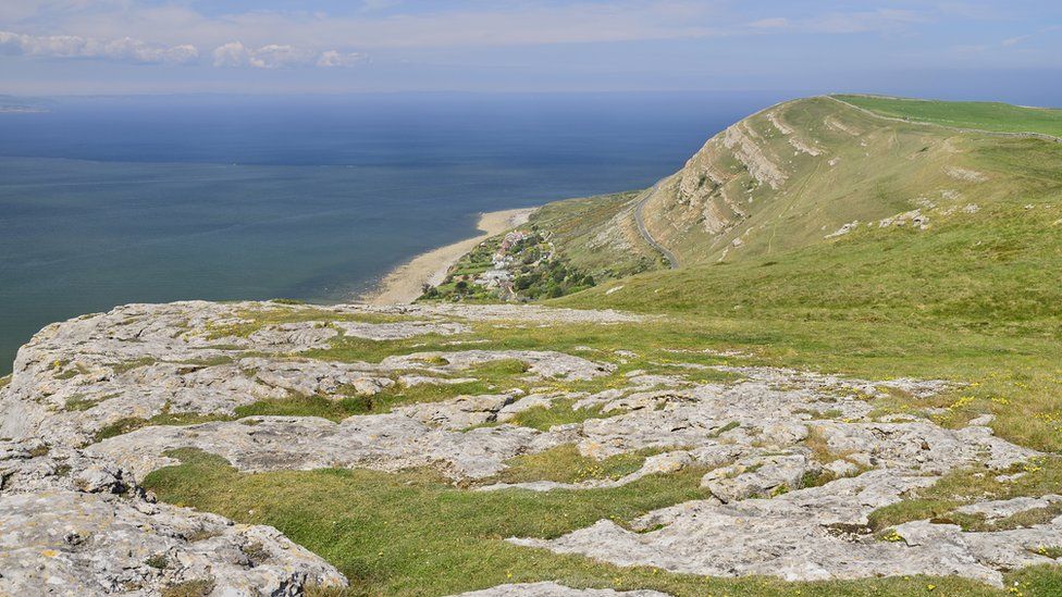 Hedfan dyn ifanc i'r ysbyty ar ôl disgyn ar y Gogarth - BBC Cymru Fyw