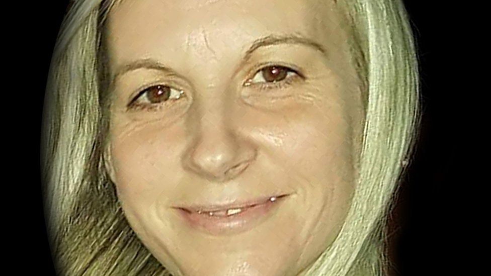 Rochdale man jailed for samurai sword wife murder - BBC News