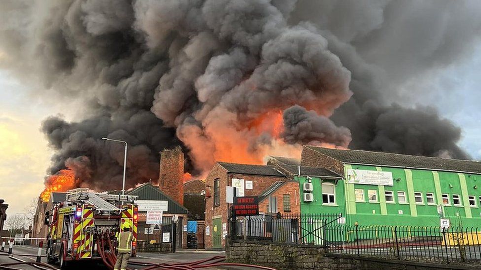 Damping down under way after Mansfield warehouse fire - BBC News