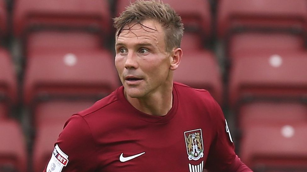 Luke Norris: Swindon Town extend striker's contract - BBC Sport
