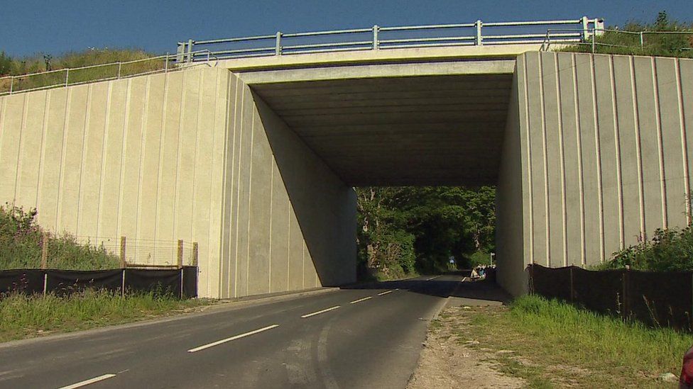 Gwynedd: Galw am wella diogelwch ffordd wedi gwrthdrawiad - BBC Cymru Fyw