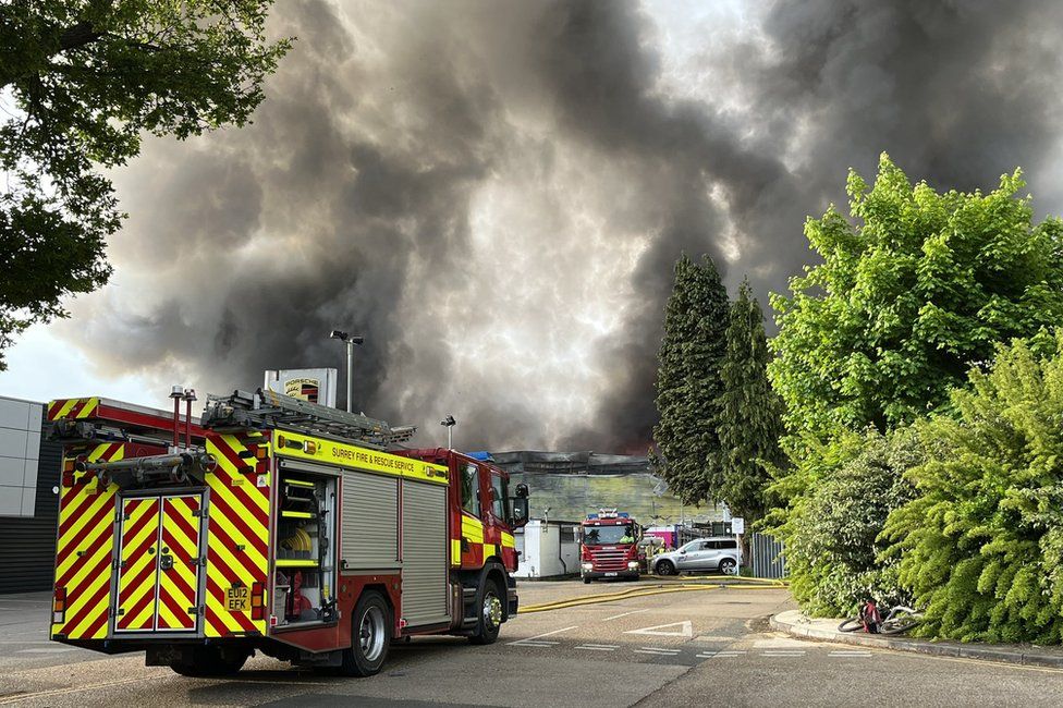 Large fire breaks out at Byfleet storage unit overnight - BBC News