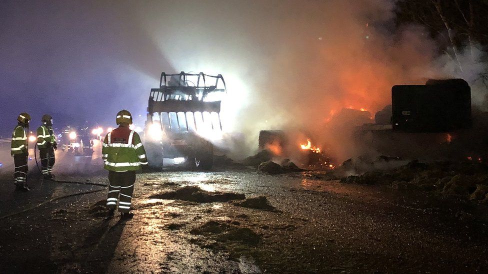 M4 motorway fully reopens after hay lorry fire - BBC News